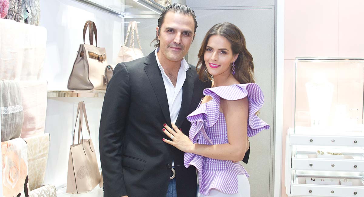 Billy Rovzar y Claudia Álvarez en la apertura de la tienda Tous ...