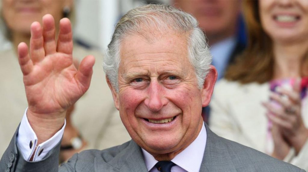 El padecimiento por el que Carlos III tiene los dedos hinchados y rojos