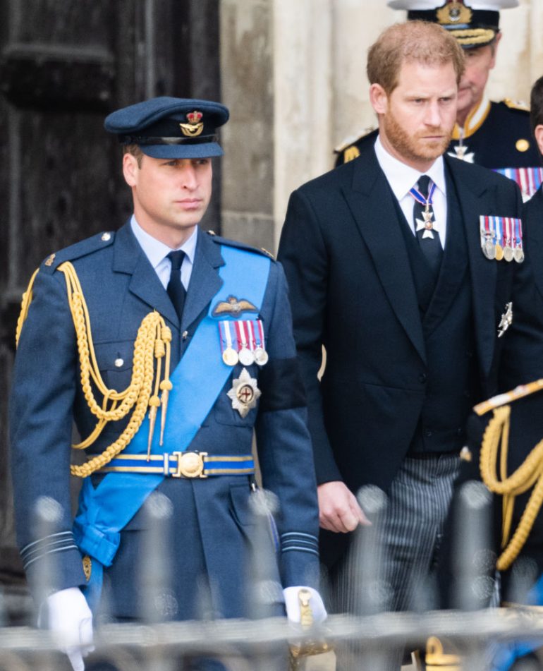 El príncipe Harry y Andrés no usaron uniforme militar en funeral de la reina