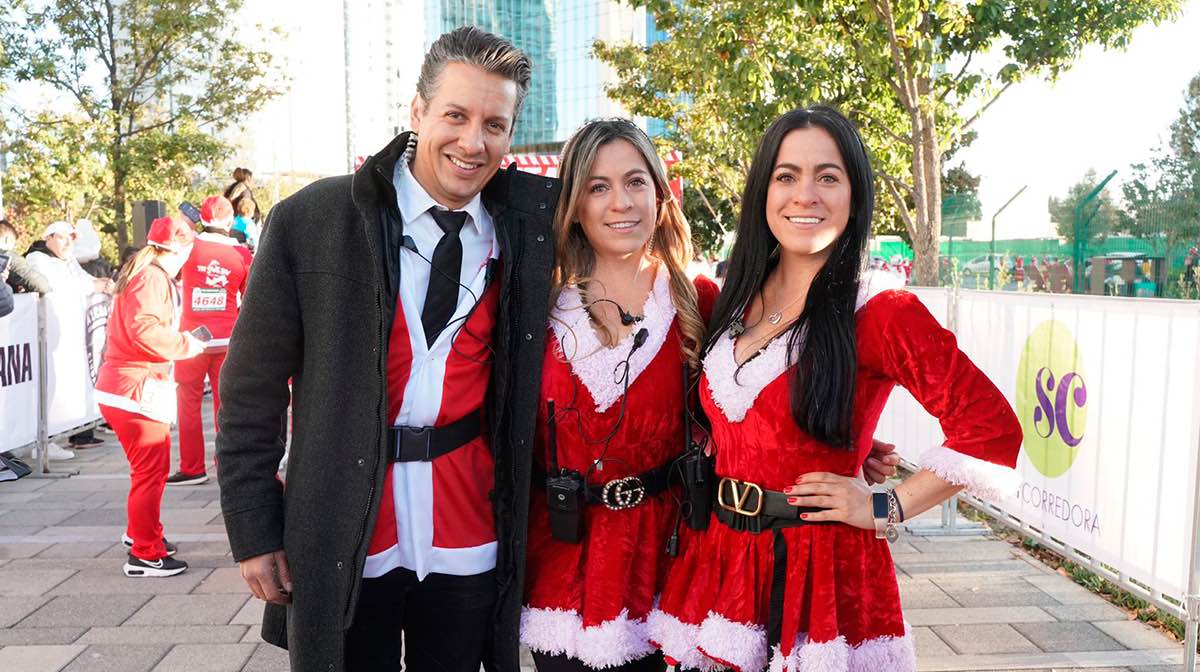 Renata y Daniela Yáñez realizan la carrera The Santa Run